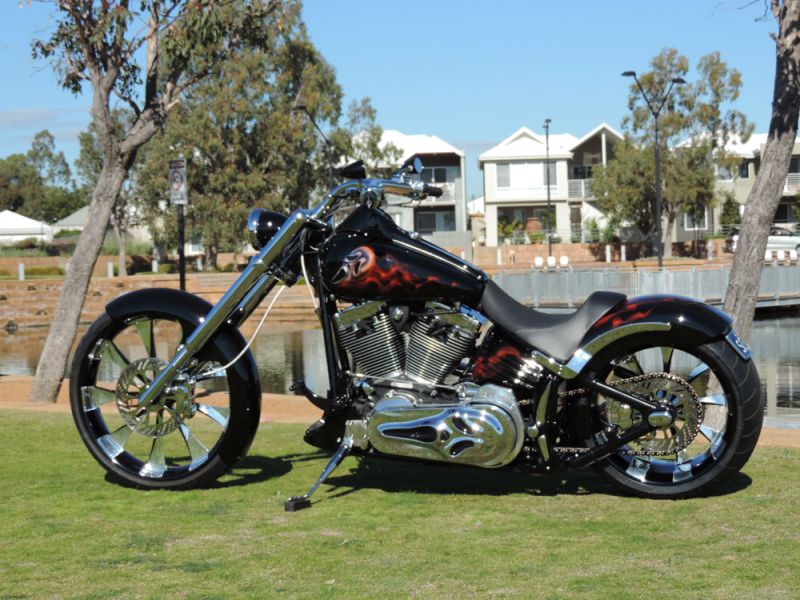 La cámara captura imágenes impresionantes Las Softail Rockers de Harley ...